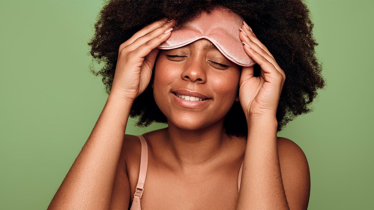 Silk sleep masks are better for your skin and lashes in the fall