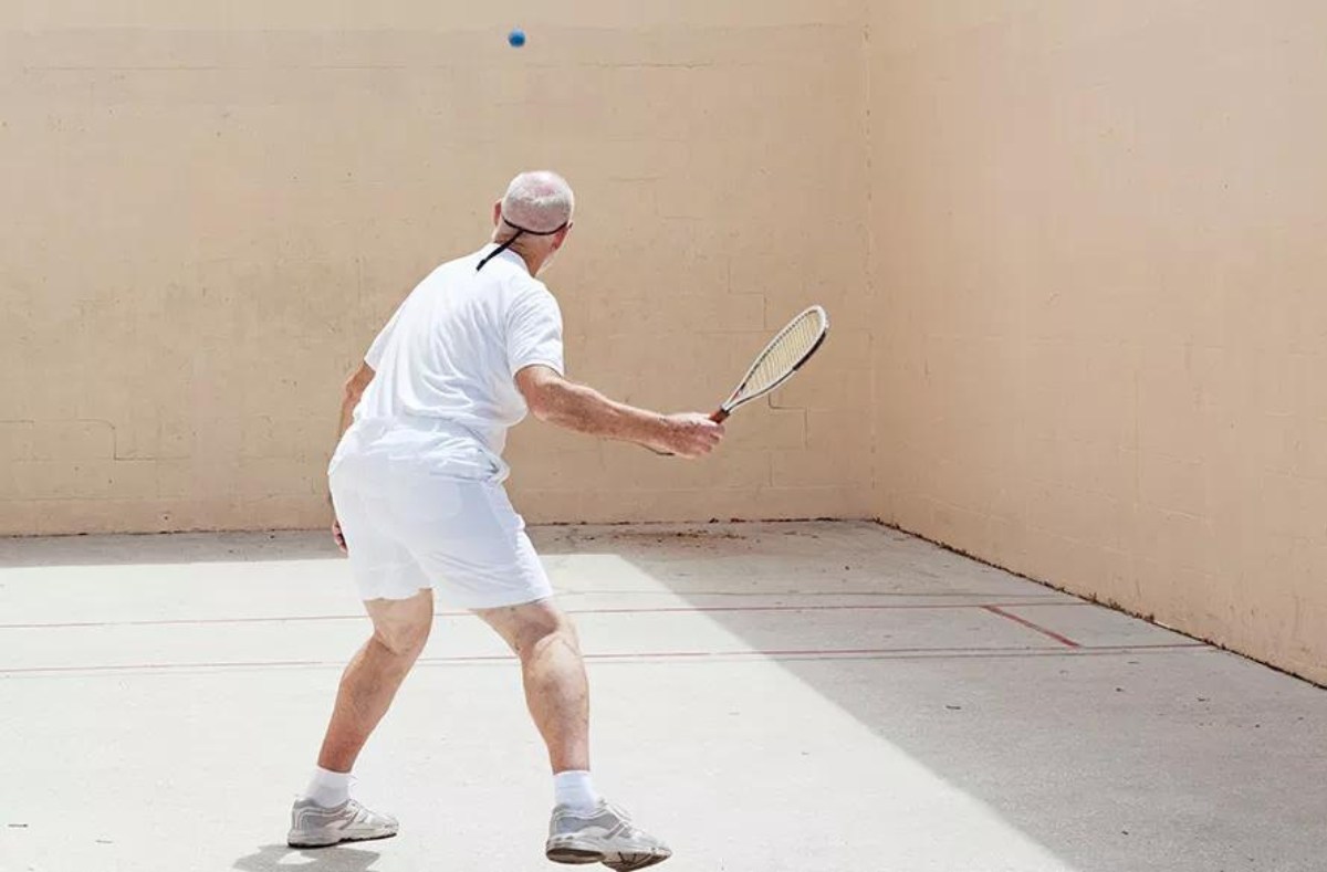 How to play racquetball