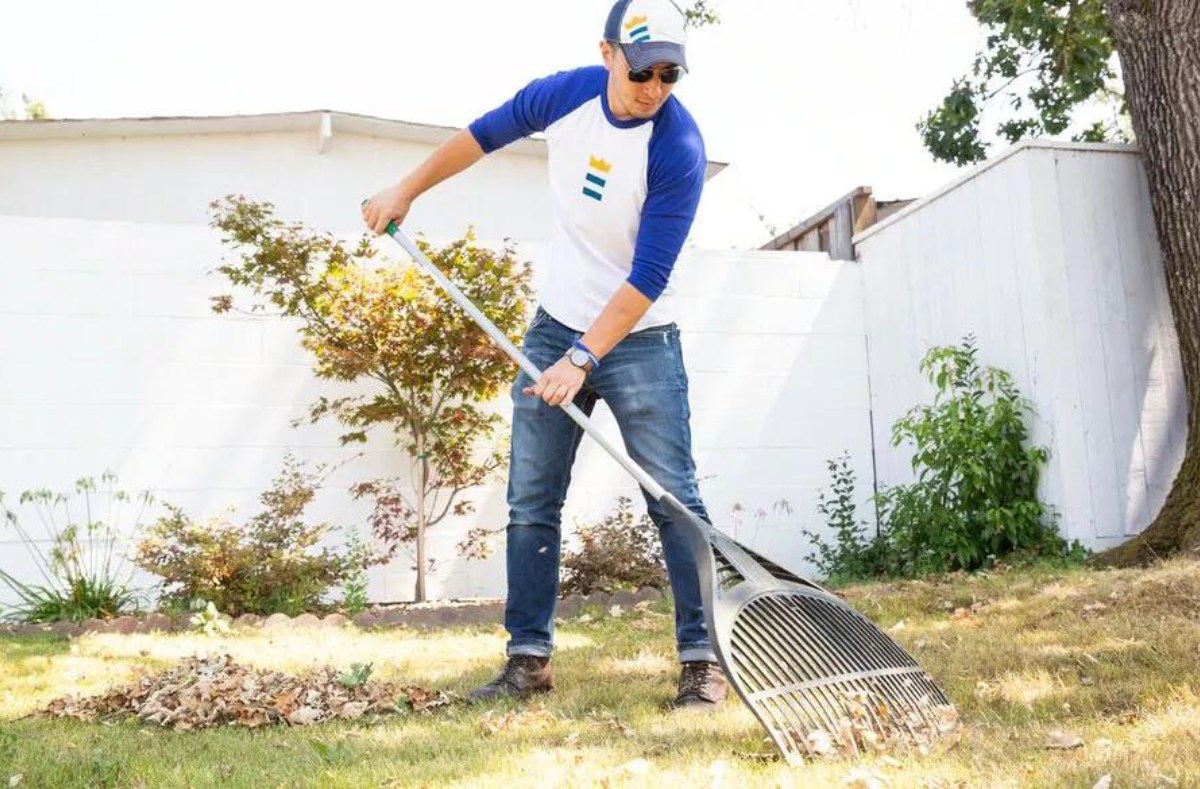 These great dethatching rakes will help your lawn stay healthy and lush