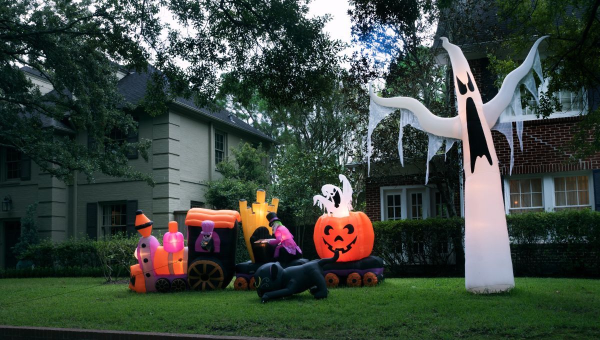 Be 'that' neighbor with these Halloween decorations for large lawns