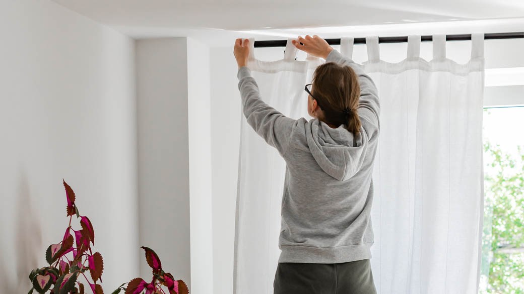 Wraparound curtain rod