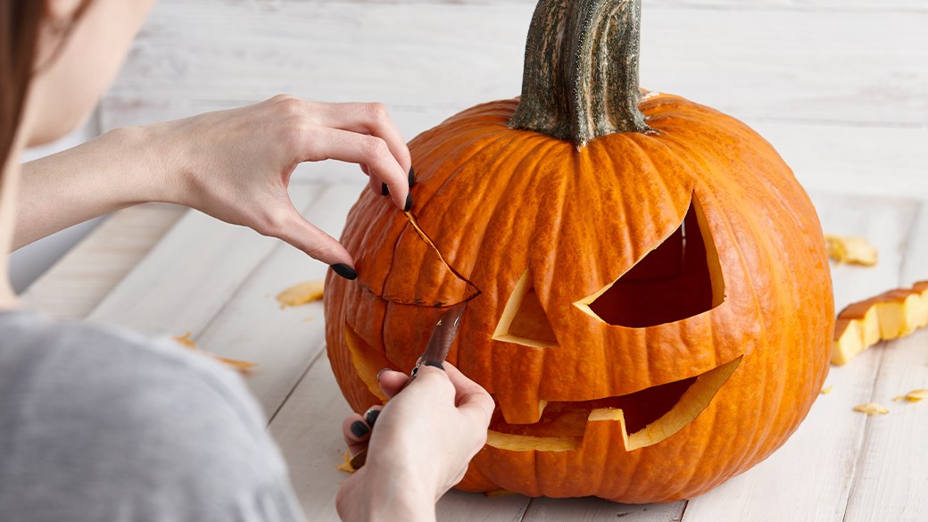 How to carve a pumpkin using tools in your kitchen
